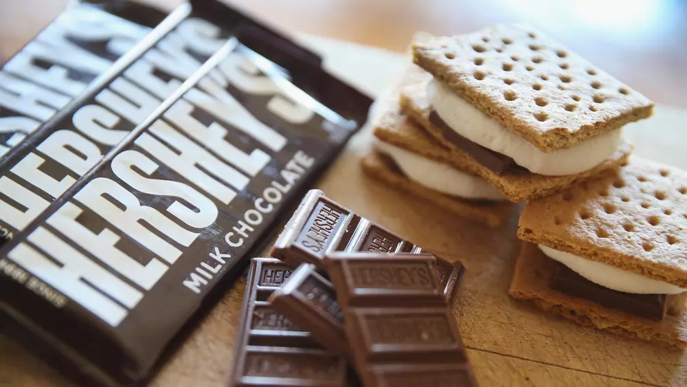 Hershey s'mores sa cutting board