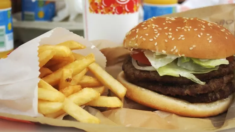 Burger King Triple Whopper ແລະ fries