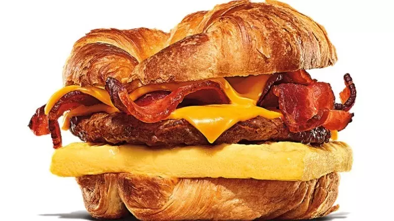 Burger King Croissan'Wich nwere anụ ezi, soseji, akwa na cheese