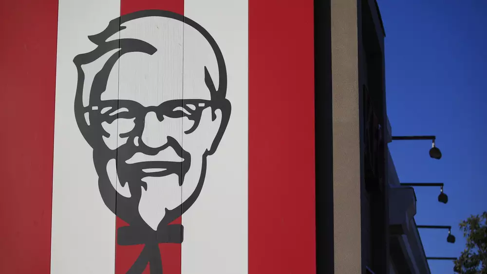 O logotipo do Coronel Sanders do KFC em uma parede
