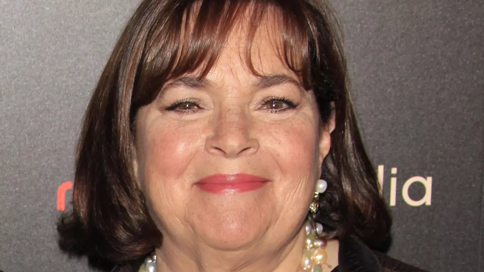 根据 Ina Garten 的说法，白松露和黑松露的区别