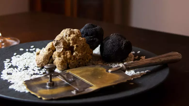 ਚਿੱਟੇ ਅਤੇ ਕਾਲੇ truffles