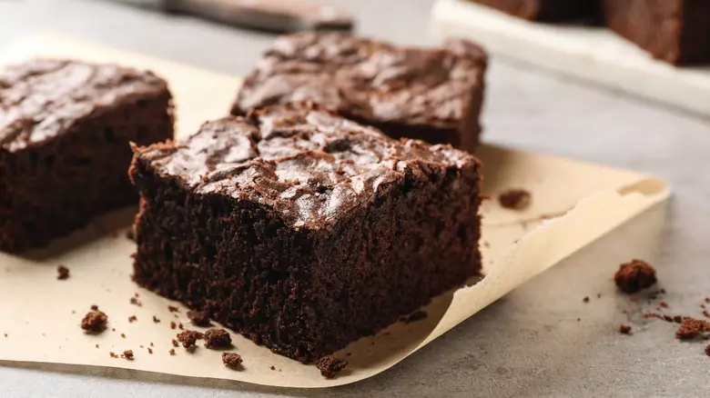 chokladbrownies på bakplåtspapper