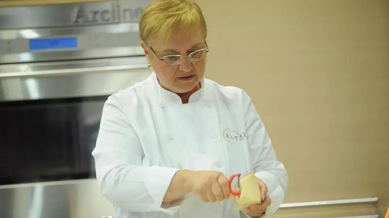 Lidia Bastianich akitengeneza vyakula vya Kiitaliano