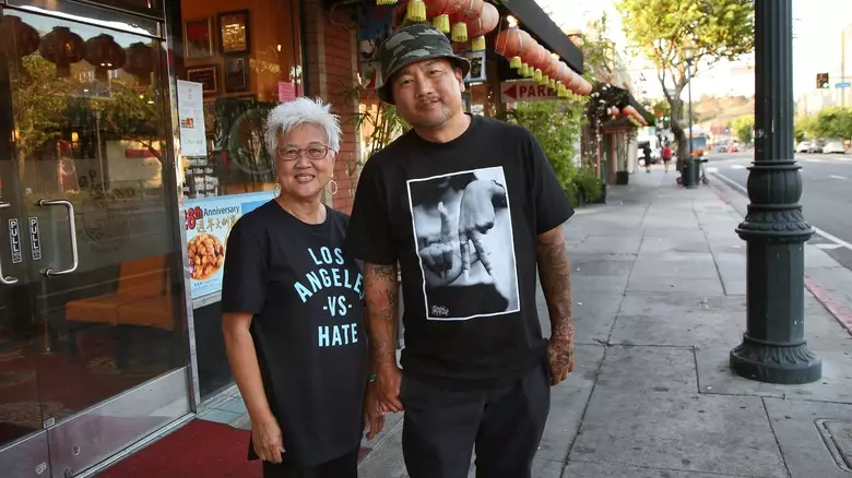 Roy Choi en Dr. Gay Yuen posearje bûten