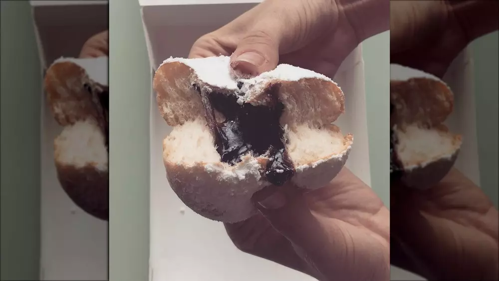 Krispy Kreme pulveriseret blåbærdoughnut