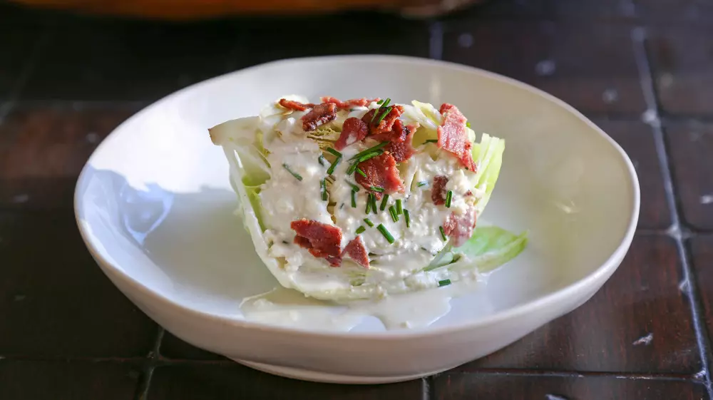 hinahain ang wedge salad