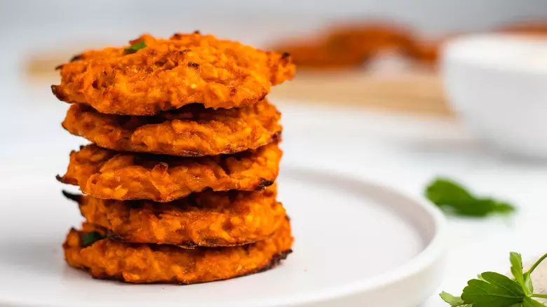 پليٽ تي مٺي آلو fritters