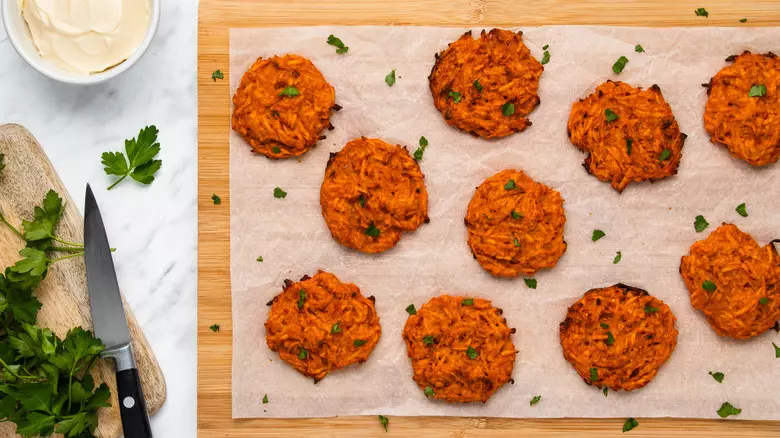 sötpotatisfritter på bakplåt