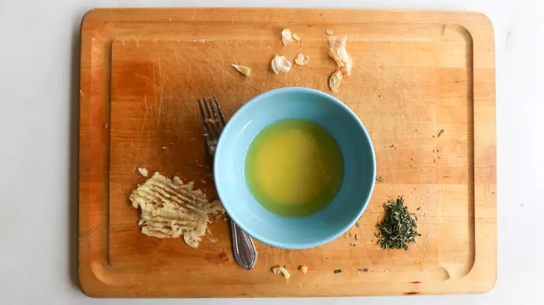 gesmolten boter, knoflook en rozemarijn voor geroosterde fingerling aardappelen