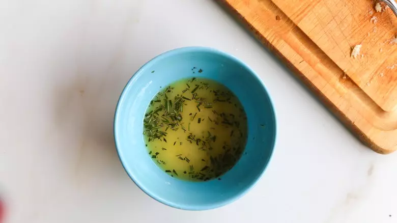 gesmolten boter met knoflook en rozemarijn voor geroosterde fingerling aardappelen