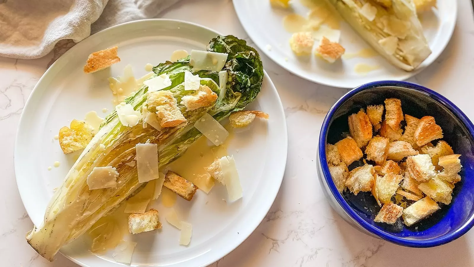 Ntụziaka salad nke Romaine Caesar grilled