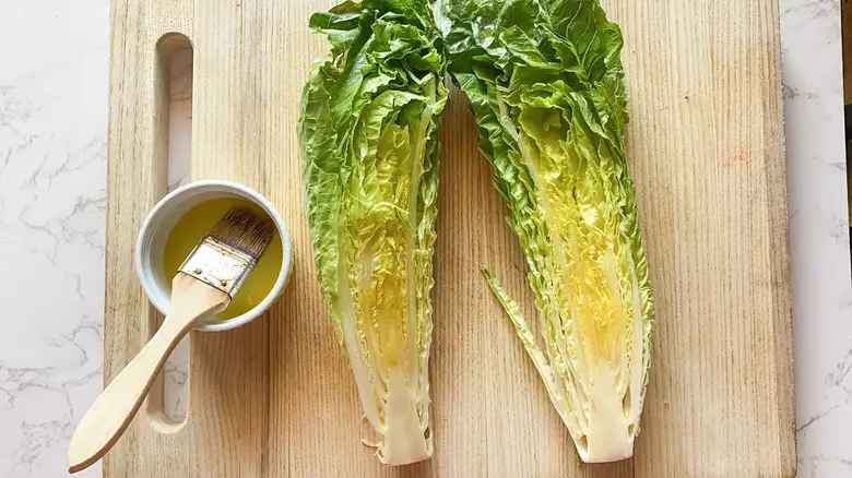 Romaine Salat op Schneidebrett