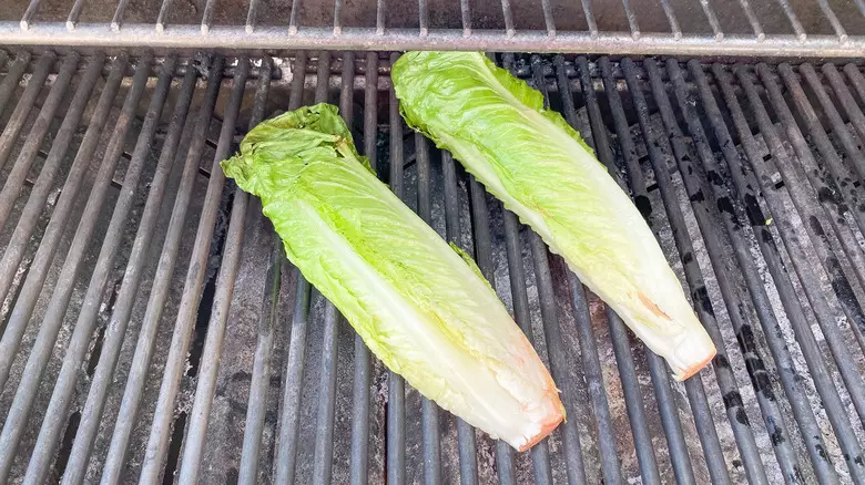 Romaine Häerz op engem Grill