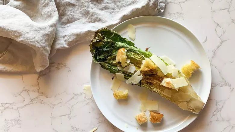 Romaine Häerz dropgesat mat Parmesan