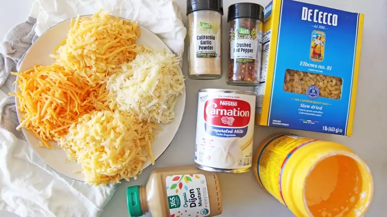 Copycat Trader Joe's mac සහ cheese recipe සඳහා අමුද්‍රව්‍ය