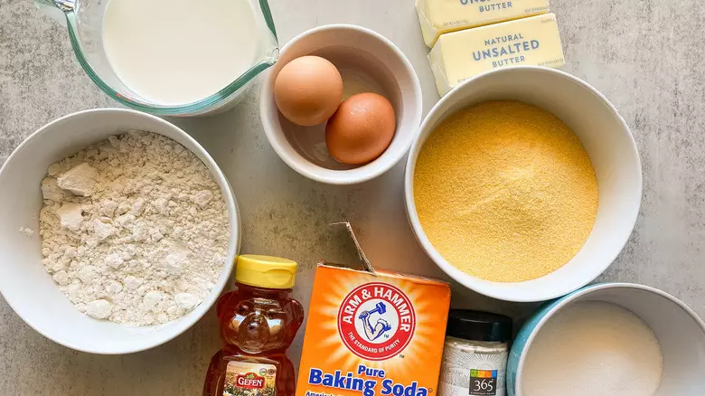 Zutaten für Honig-Maisbrot-Muffins