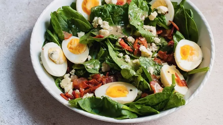 Une salade d'épinards tiède servie dans un bol