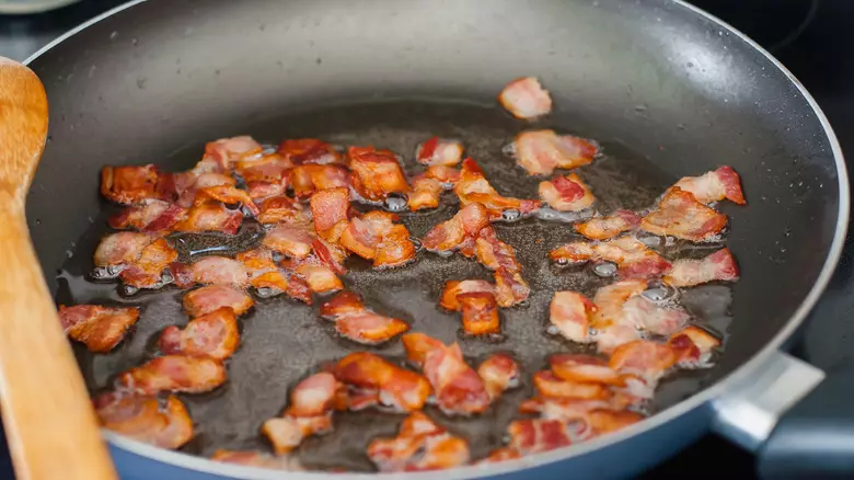 Cuisson du bacon dans une poêle