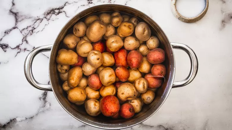 aartappels in 'n pot met water