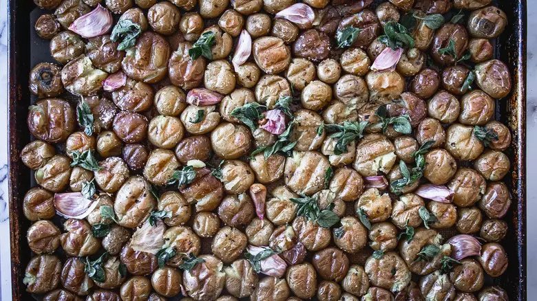 papas cocidas en una bandeja para hornear