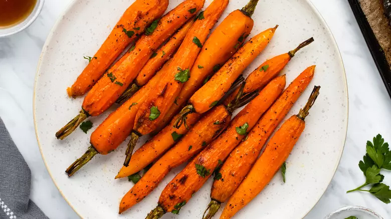 zanahorias asadas en un plato blanco