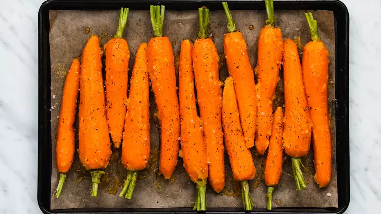 zanahorias sazonadas en una bandeja para hornear