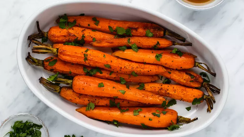 zanahorias asadas en un plato para servir