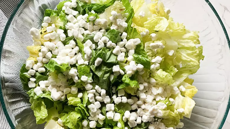 crumbled chevre ndi romaine