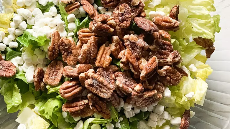 ការបិទភ្ជាប់នៃ pecans នៅលើ salad