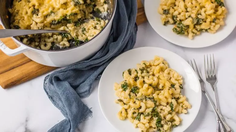 Makaroni lan keju Rachael Ray kanthi dilapisi corak