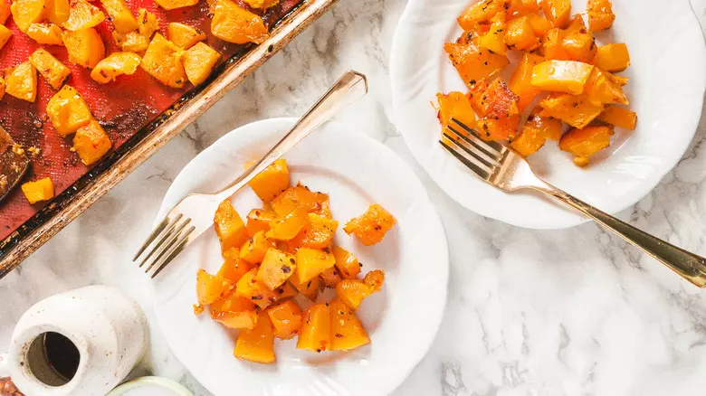 dos platos de calabaza asada