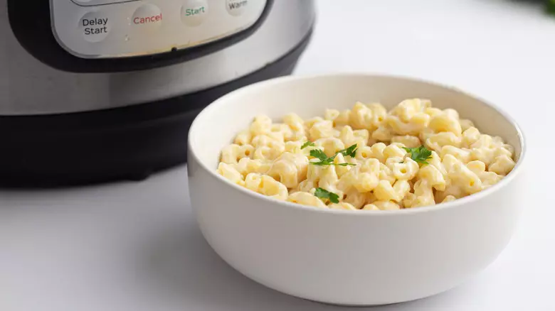 macaroni a chaws wrth ymyl Instant Pot