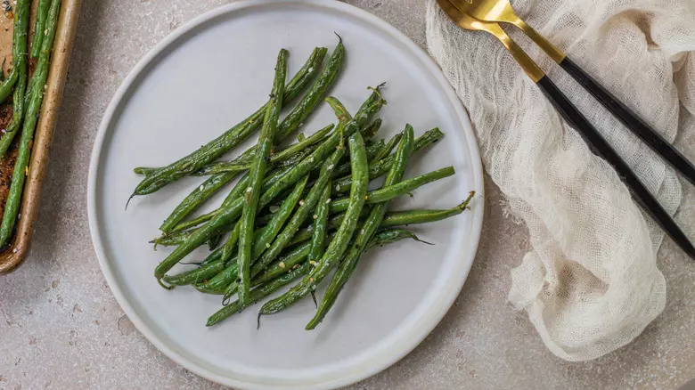 green beans sa isang plato