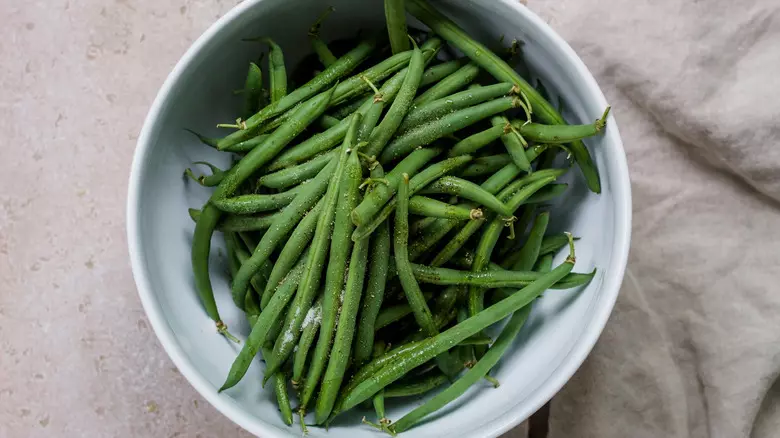 berdeng beans sa isang mangkok