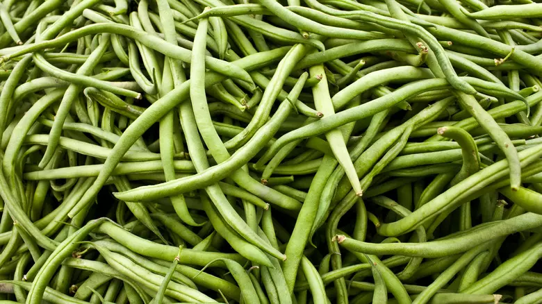 isang tumpok ng green beans