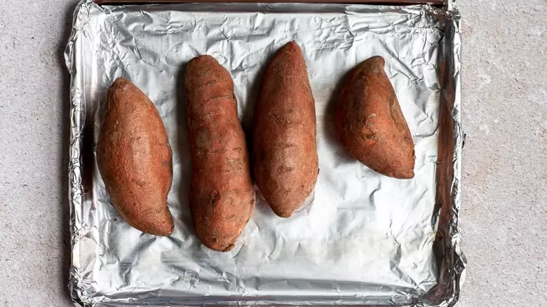 patates douces sur plat allant au four