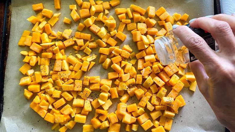 condimento de calabaza en una bandeja para hornear