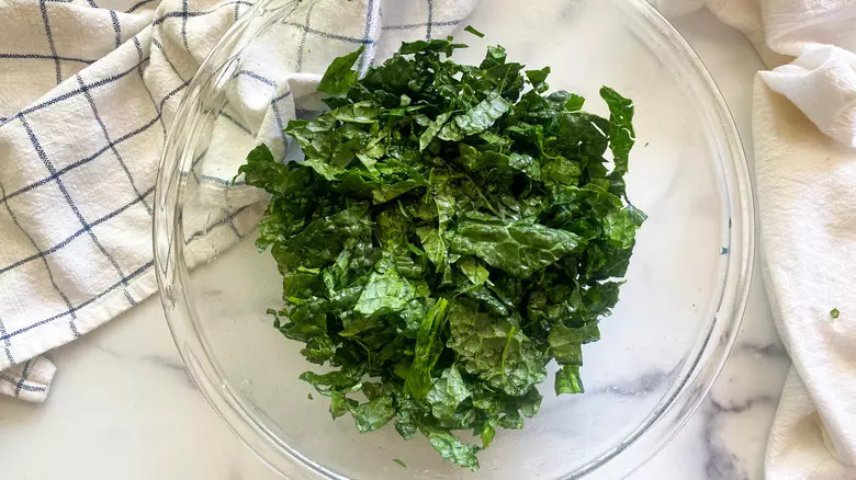 bandes de chou frisé dans un bol en verre