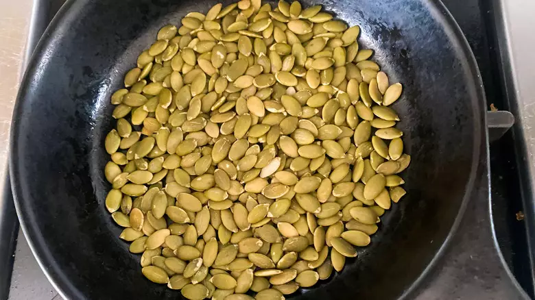 semillas de calabaza crudas en pan