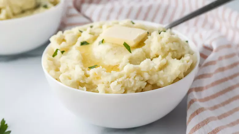 purée de pommes de terre dans un bol