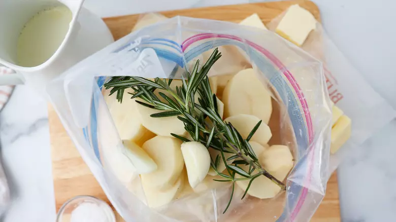 pommes de terre en tranches dans un sac