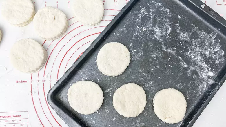 gupitin ang masa ng biskwit sa baking sheet