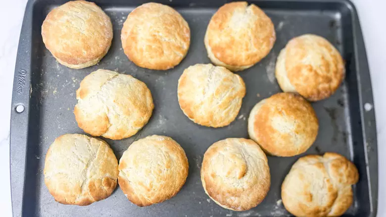 Gebakte beskuitjies op 'n bakplaat