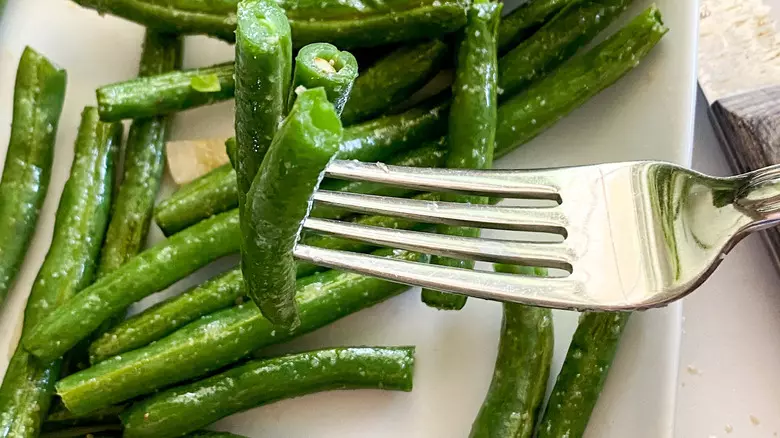 judías verdes en un tenedor