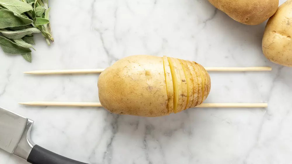 slicing hasselback poteto