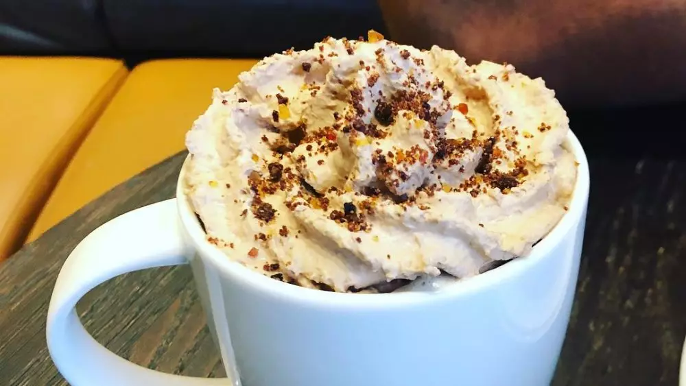 Cacao caliente con caramelo salado de Starbucks