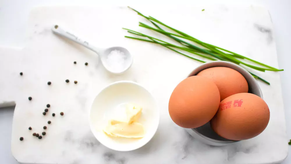 nnu chives butter na àkwá na ose maka omelet