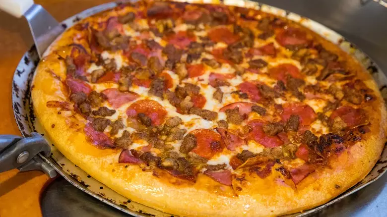 Tus Meat Lover's Pizza los ntawm Pizza Hut