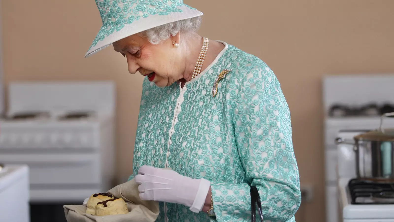 Njia Sahihi ya Kula Scone, Kulingana na Malkia Elizabeth